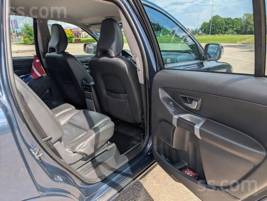 Blue Volvo XC90 2013 in Jekabpils, with an engine capacity of 2.40 L and mileage of 273 thousand km for 11000 €, photo 9 on AUTOMOTO.COM.LV