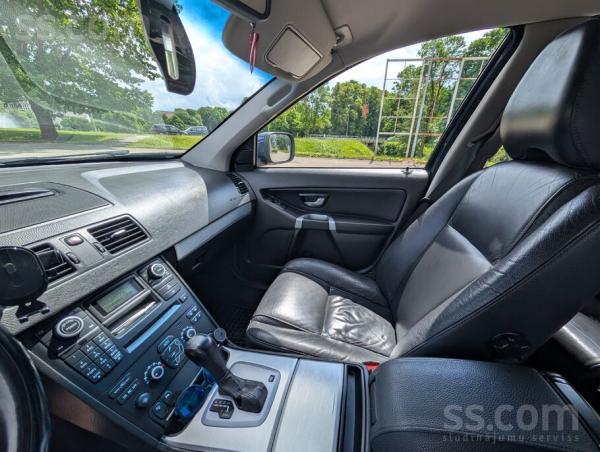 Blue Volvo XC90 2013 in Jekabpils, with an engine capacity of 2.40 L and mileage of 273 thousand km for 11000 €, photo 9 on AUTOMOTO.COM.LV