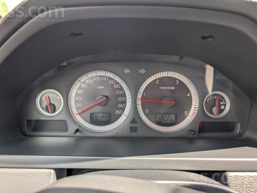 Blue Volvo XC90 2013 in Jekabpils, with an engine capacity of 2.40 L and mileage of 273 thousand km for 11000 €, photo 13 on AUTOMOTO.COM.LV