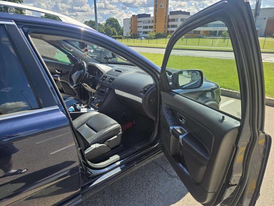 Zils Volvo XC90 2013 Rīga, ar dzinēja tilpumu 2.40 L un nobraukumu 184 tūkst. km par 9500 €, foto 4 vietnē AUTOMOTO.COM.LV