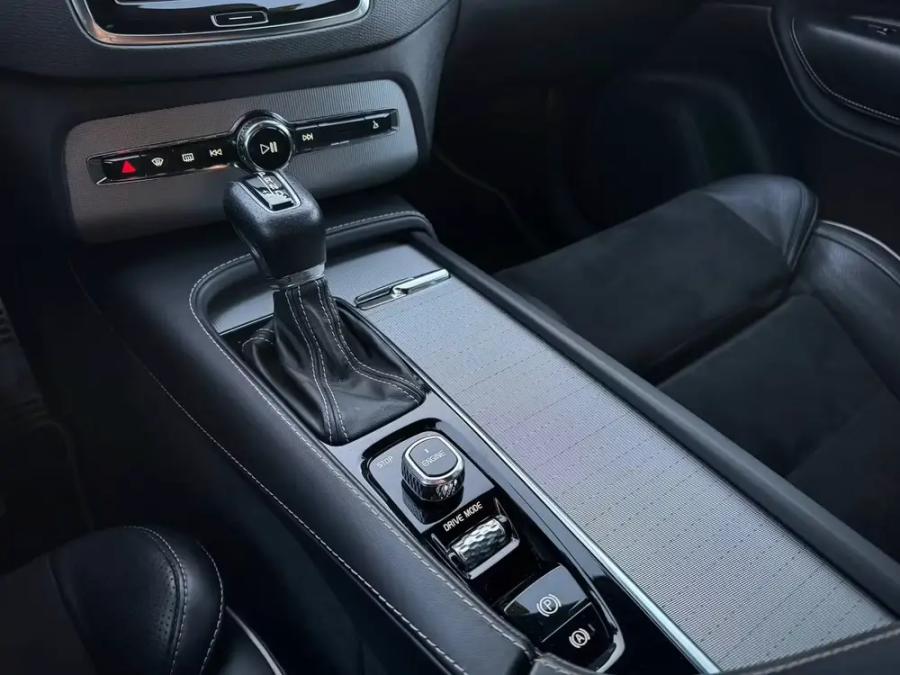 Blue Volvo XC90 2016 in Jelgava, with an engine capacity of 2.00 L and mileage of 284 thousand km for 20800 €, photo 18 on AUTOMOTO.COM.LV