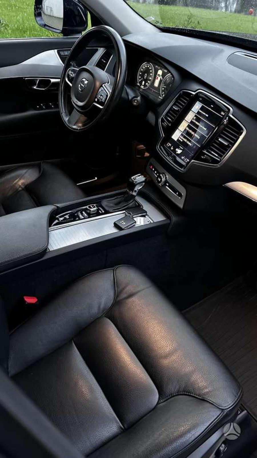 Blue Volvo XC90 2016 in Utena, with an engine capacity of 1.97 L and mileage of 277 thousand km for 16750 €, photo 33 on AUTOMOTO.COM.LV