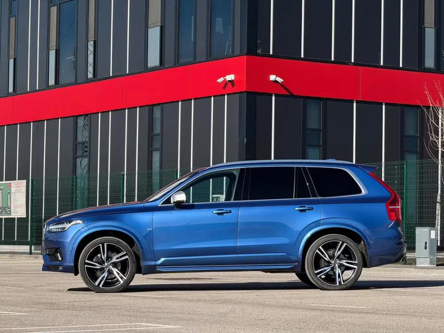 Blue Volvo XC90 2018 in Riga, with an engine capacity of 2.00 L and mileage of 93 thousand km for 27500 €, photo 4 on AUTOMOTO.COM.LV