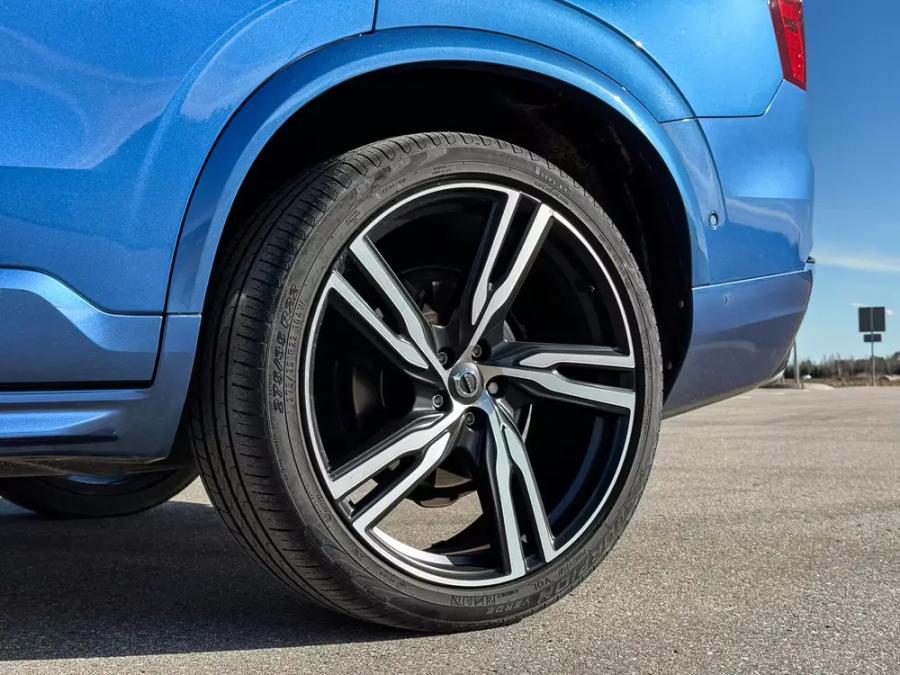 Blue Volvo XC90 2018 in Riga, with an engine capacity of 2.00 L and mileage of 93 thousand km for 27500 €, photo 8 on AUTOMOTO.COM.LV