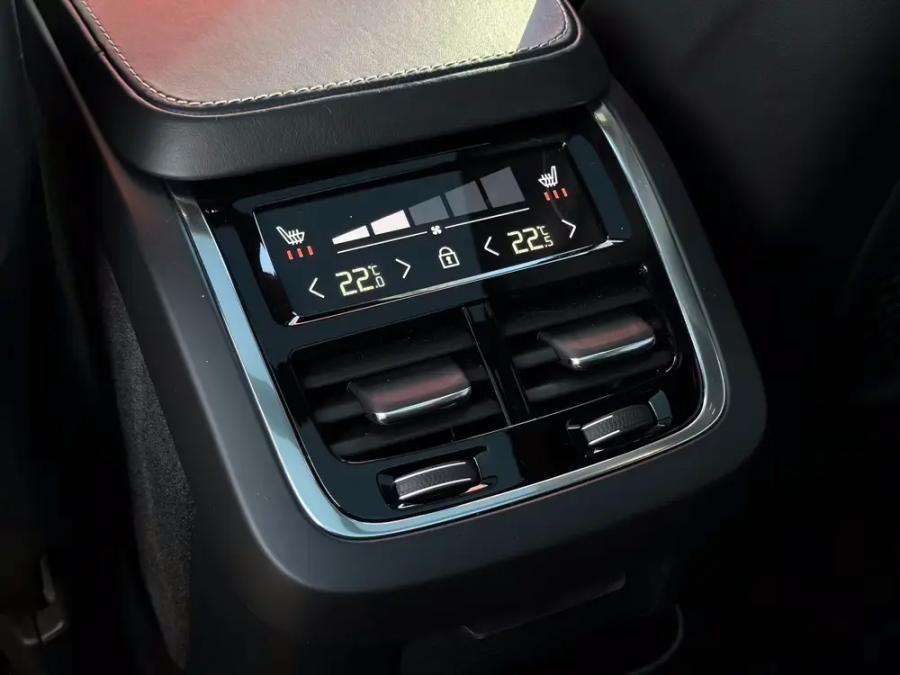 Blue Volvo XC90 2018 in Riga, with an engine capacity of 2.00 L and mileage of 93 thousand km for 27500 €, photo 19 on AUTOMOTO.COM.LV