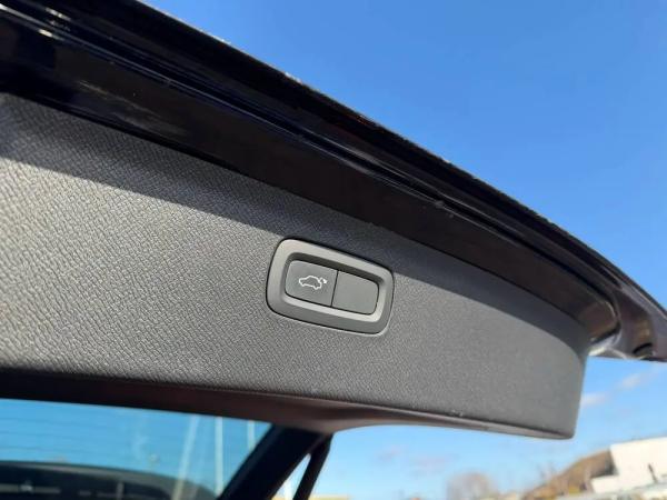 Zils Volvo XC90 2018 Rīga, ar dzinēja tilpumu 2.00 L un nobraukumu 113 tūkst. km par 31000 €, foto 4 vietnē AUTOMOTO.COM.LV