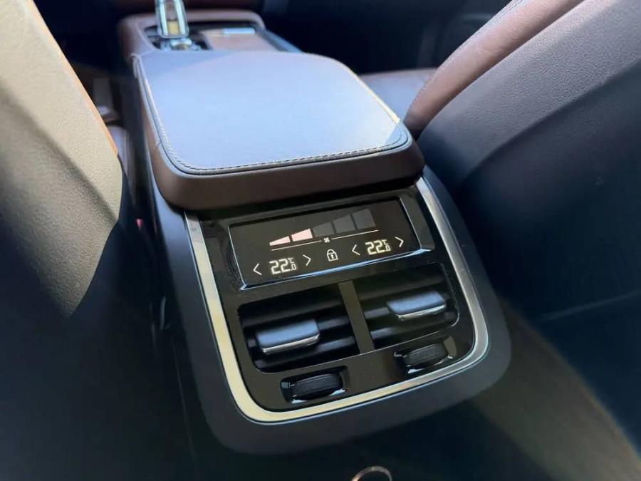 Zils Volvo XC90 2018 Rīga, ar dzinēja tilpumu 2.00 L un nobraukumu 113 tūkst. km par 31000 €, foto 13 vietnē AUTOMOTO.COM.LV