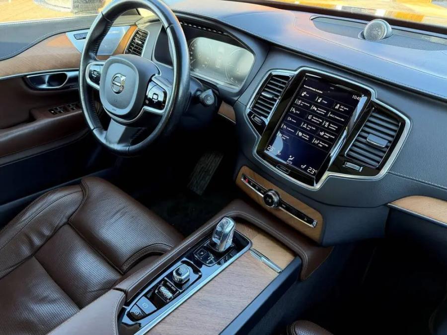 Zils Volvo XC90 2018 Rīga, ar dzinēja tilpumu 2.00 L un nobraukumu 113 tūkst. km par 31000 €, foto 15 vietnē AUTOMOTO.COM.LV