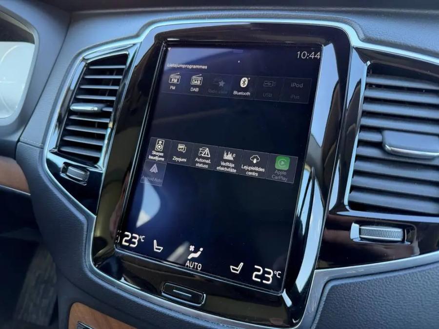 Zils Volvo XC90 2018 Rīga, ar dzinēja tilpumu 2.00 L un nobraukumu 113 tūkst. km par 31000 €, foto 19 vietnē AUTOMOTO.COM.LV