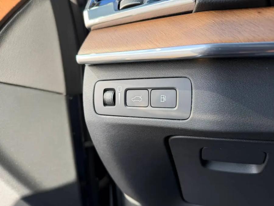 Zils Volvo XC90 2018 Rīga, ar dzinēja tilpumu 2.00 L un nobraukumu 113 tūkst. km par 31000 €, foto 24 vietnē AUTOMOTO.COM.LV