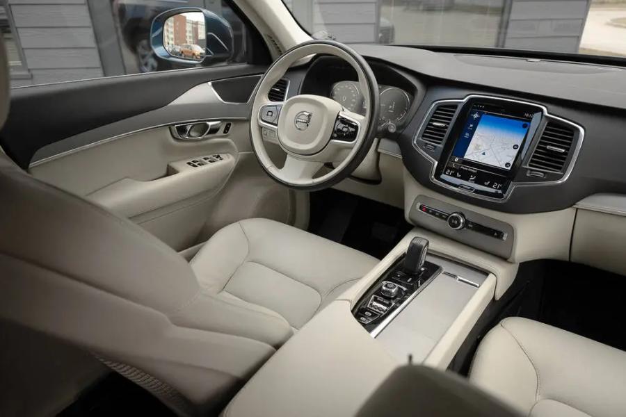 Blue Volvo XC90 2019 in Jelgava, with an engine capacity of 2.00 L and mileage of 210 thousand km for 24450 €, photo 9 on AUTOMOTO.COM.LV