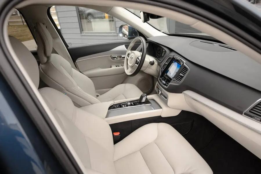 Blue Volvo XC90 2019 in Jelgava, with an engine capacity of 2.00 L and mileage of 210 thousand km for 24450 €, photo 10 on AUTOMOTO.COM.LV