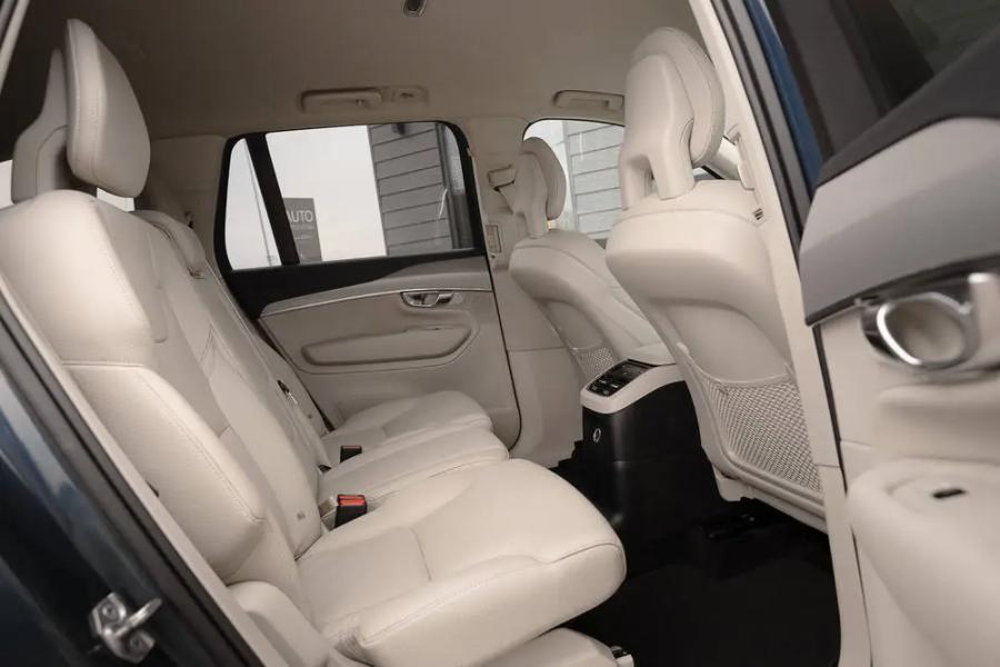 Blue Volvo XC90 2019 in Jelgava, with an engine capacity of 2.00 L and mileage of 210 thousand km for 24450 €, photo 11 on AUTOMOTO.COM.LV