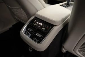 Blue Volvo XC90 2019 in Jelgava, with an engine capacity of 2.00 L and mileage of 210 thousand km for 24450 €, photo 12 on AUTOMOTO.COM.LV