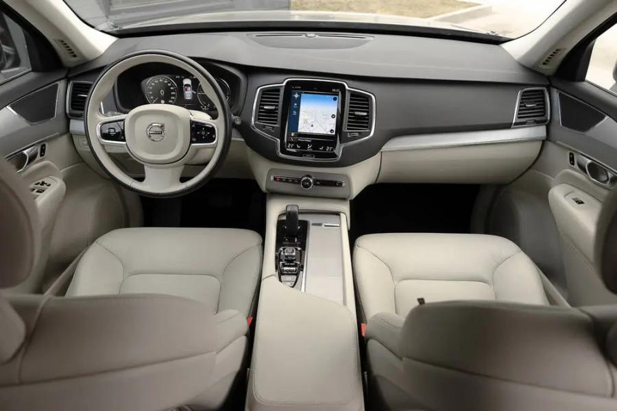 Blue Volvo XC90 2019 in Jelgava, with an engine capacity of 2.00 L and mileage of 210 thousand km for 24450 €, photo 15 on AUTOMOTO.COM.LV