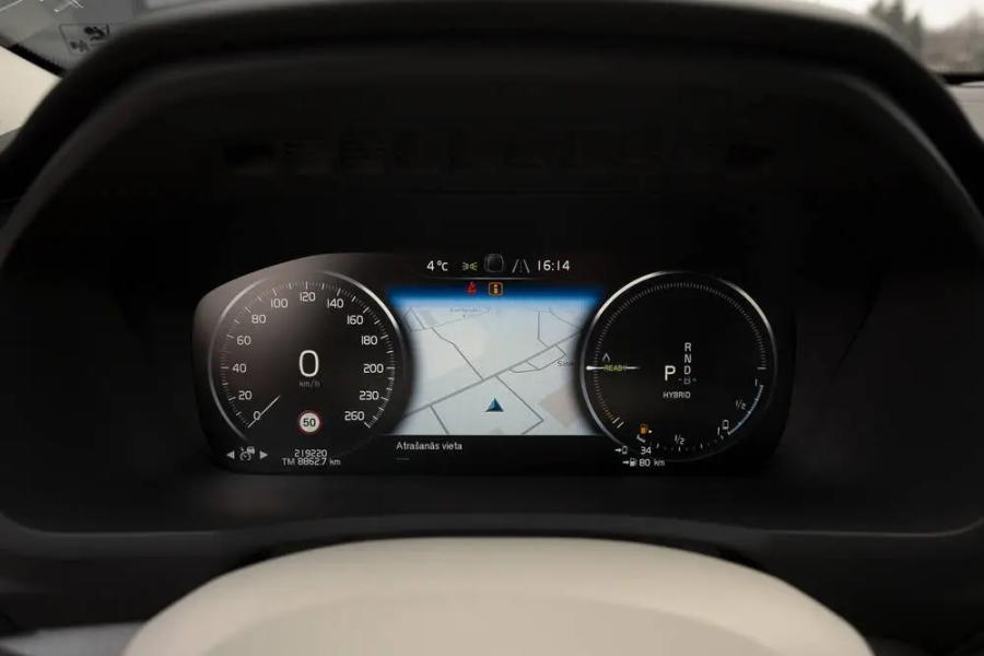 Blue Volvo XC90 2019 in Jelgava, with an engine capacity of 2.00 L and mileage of 210 thousand km for 24450 €, photo 21 on AUTOMOTO.COM.LV