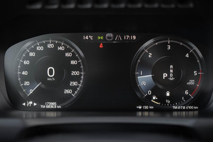 Blue Volvo XC90 2020 in Riga, with an engine capacity of 2.00 L and mileage of 174 thousand km for 27950 €, photo 15 on AUTOMOTO.COM.LV