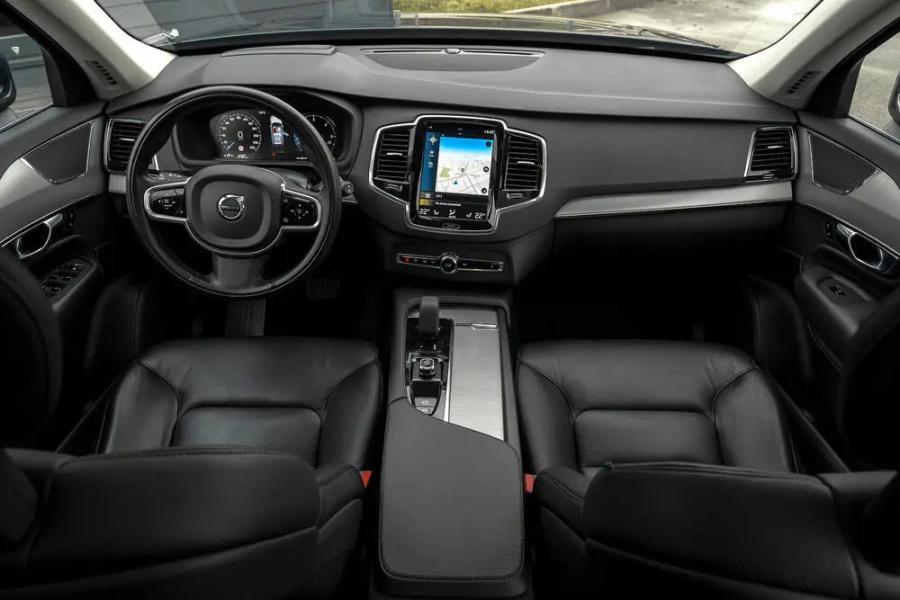 Blue Volvo XC90 2021 in Jelgava, with an engine capacity of 2.00 L and mileage of 240 thousand km for 29500 €, photo 9 on AUTOMOTO.COM.LV