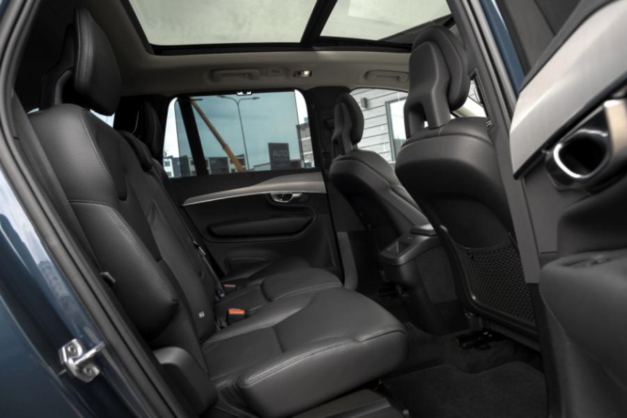 Blue Volvo XC90 2021 in Riga, with an engine capacity of 2.00 L and mileage of 240 thousand km for 29500 €, photo 13 on AUTOMOTO.COM.LV