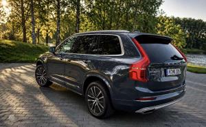 Blue Volvo XC90 2021 in Plunge, with an engine capacity of 2.00 L and mileage of 229 thousand km for 28750 €, photo 5 on AUTOMOTO.COM.LV