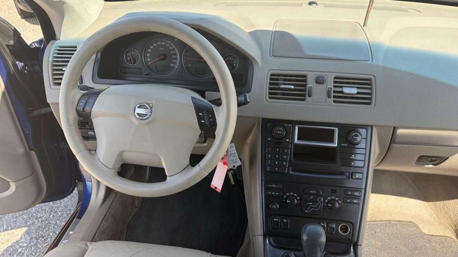 Zils Volvo XC90 2006 Marijampole, ar dzinēja tilpumu 2.40 L un nobraukumu 350 tūkst. km par 4650 €, foto 30 vietnē AUTOMOTO.COM.LV