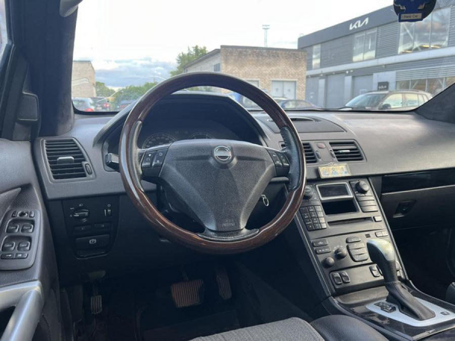 Blue Volvo XC90 2004 in Narva, with an engine capacity of 2.40 L and mileage of 408 thousand km for 2999 €, photo 9 on AUTOMOTO.COM.LV