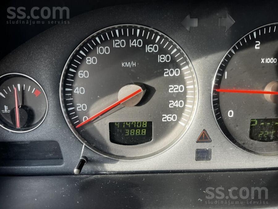 Blue Volvo XC90 2004 in Riga, with an engine capacity of 2.40 L and mileage of 0 thousand km for 2000 €, photo 6 on AUTOMOTO.COM.LV