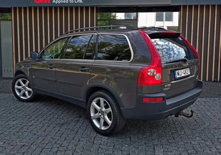 Brown Volvo XC90 2005 in Riga, with an engine capacity of 2.40 L and mileage of 314 thousand km for 5390 €, photo 7 on AUTOMOTO.COM.LV