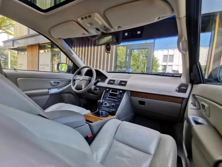 Brown Volvo XC90 2005 in Riga, with an engine capacity of 2.40 L and mileage of 314 thousand km for 5390 €, photo 13 on AUTOMOTO.COM.LV