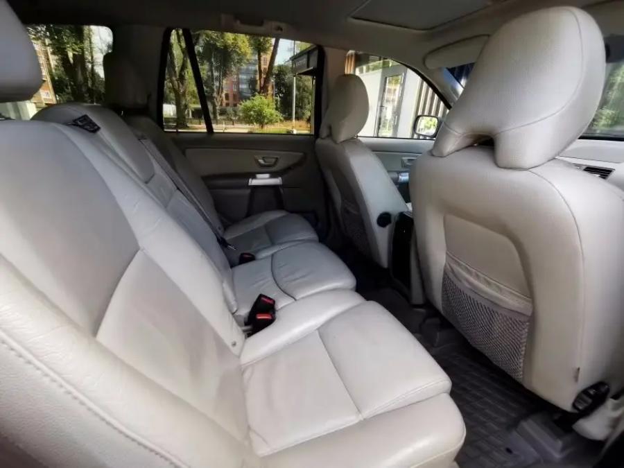 Brown Volvo XC90 2005 in Riga, with an engine capacity of 2.40 L and mileage of 314 thousand km for 5390 €, photo 14 on AUTOMOTO.COM.LV