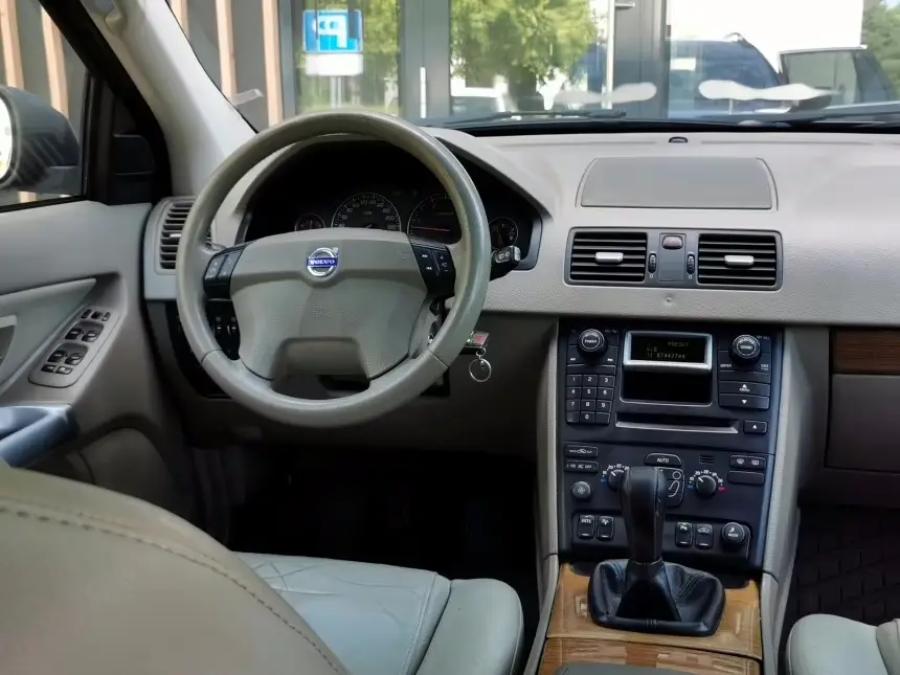 Brown Volvo XC90 2005 in Riga, with an engine capacity of 2.40 L and mileage of 314 thousand km for 5390 €, photo 15 on AUTOMOTO.COM.LV