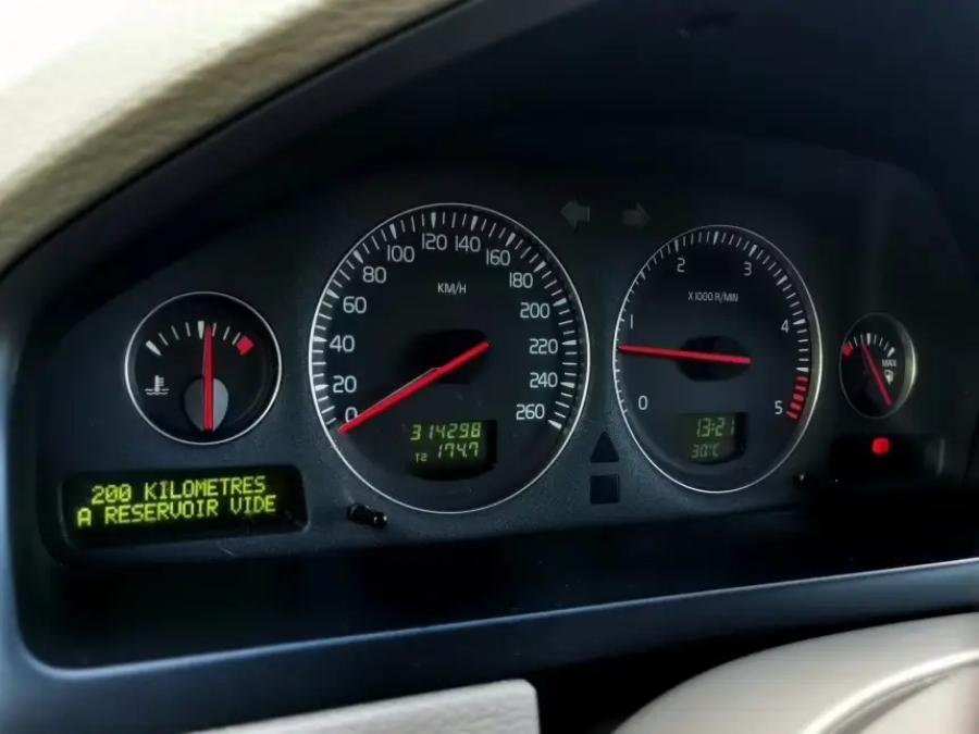 Brown Volvo XC90 2005 in Riga, with an engine capacity of 2.40 L and mileage of 314 thousand km for 5390 €, photo 16 on AUTOMOTO.COM.LV