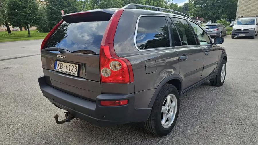 Brown Volvo XC90 2006 in Riga, with an engine capacity of 2.40 L and mileage of 280 thousand km for 4550 €, photo 6 on AUTOMOTO.COM.LV