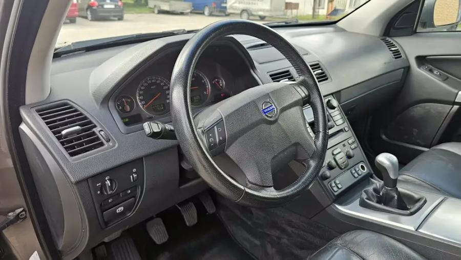 Brown Volvo XC90 2006 in Riga, with an engine capacity of 2.40 L and mileage of 280 thousand km for 4550 €, photo 12 on AUTOMOTO.COM.LV