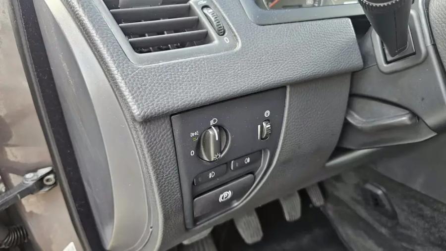 Brown Volvo XC90 2006 in Riga, with an engine capacity of 2.40 L and mileage of 280 thousand km for 4550 €, photo 13 on AUTOMOTO.COM.LV