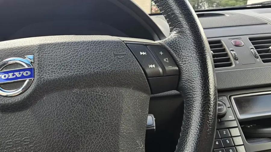 Brown Volvo XC90 2006 in Riga, with an engine capacity of 2.40 L and mileage of 280 thousand km for 4550 €, photo 17 on AUTOMOTO.COM.LV