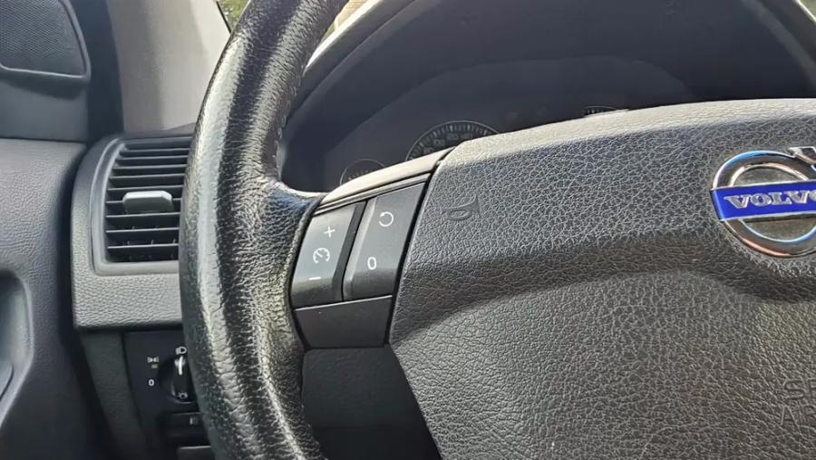 Brown Volvo XC90 2006 in Riga, with an engine capacity of 2.40 L and mileage of 280 thousand km for 4550 €, photo 18 on AUTOMOTO.COM.LV