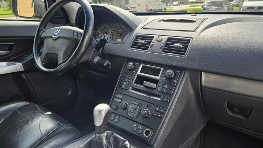 Brown Volvo XC90 2006 in Riga, with an engine capacity of 2.40 L and mileage of 280 thousand km for 4550 €, photo 20 on AUTOMOTO.COM.LV