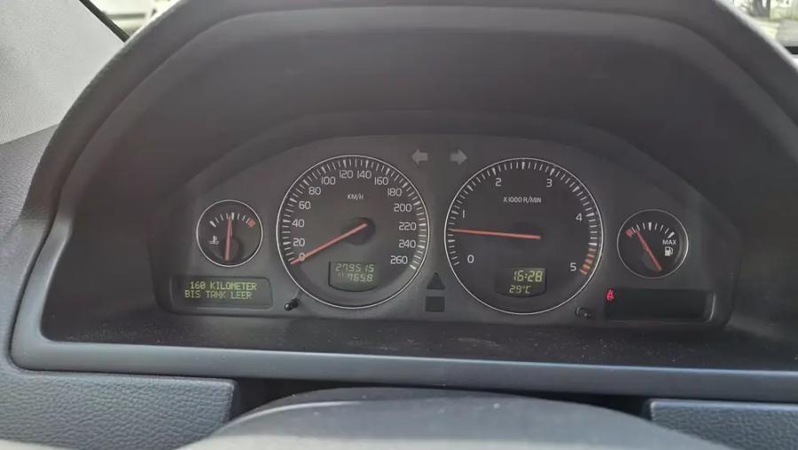 Brown Volvo XC90 2006 in Riga, with an engine capacity of 2.40 L and mileage of 280 thousand km for 4550 €, photo 24 on AUTOMOTO.COM.LV