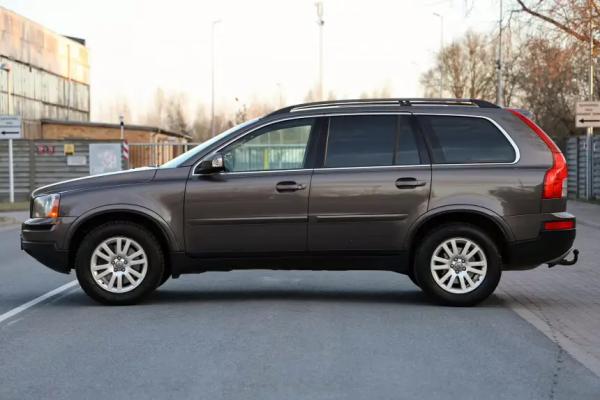 Brown Volvo XC90 2006 in Jelgava, with an engine capacity of 2.40 L and mileage of 325 thousand km for 4000 €, photo 8 on AUTOMOTO.COM.LV