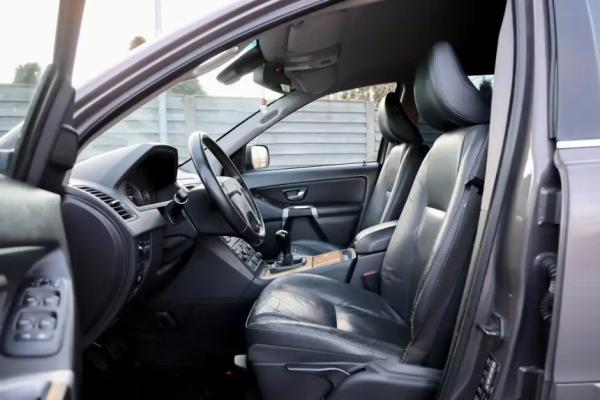 Brown Volvo XC90 2006 in Jelgava, with an engine capacity of 2.40 L and mileage of 325 thousand km for 4000 €, photo 9 on AUTOMOTO.COM.LV