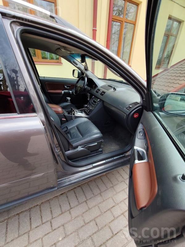 Brown Volvo XC90 2007 in Saldus, with an engine capacity of 2.40 L and mileage of 315 thousand km for 4350 €, photo 6 on AUTOMOTO.COM.LV