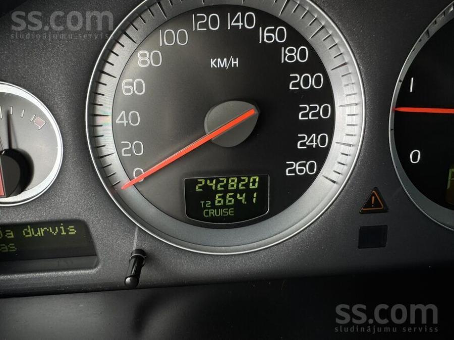 Brūns Volvo XC90 2008 Talsi, ar dzinēja tilpumu 2.40 L un nobraukumu 242 tūkst. km par 6800 €, foto 11 vietnē AUTOMOTO.COM.LV