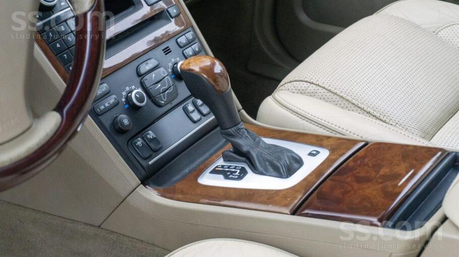 Brūns Volvo XC90 2008 Rīga, ar dzinēja tilpumu 2.40 L un nobraukumu 382 tūkst. km par 6990 €, foto 16 vietnē AUTOMOTO.COM.LV
