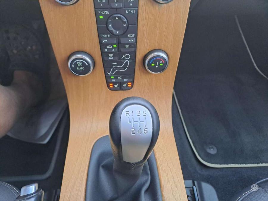 Brown Volvo XC90 2010 in Siauliai, with an engine capacity of 1.60 L and mileage of 238 thousand km for 3900 €, photo 23 on AUTOMOTO.COM.LV