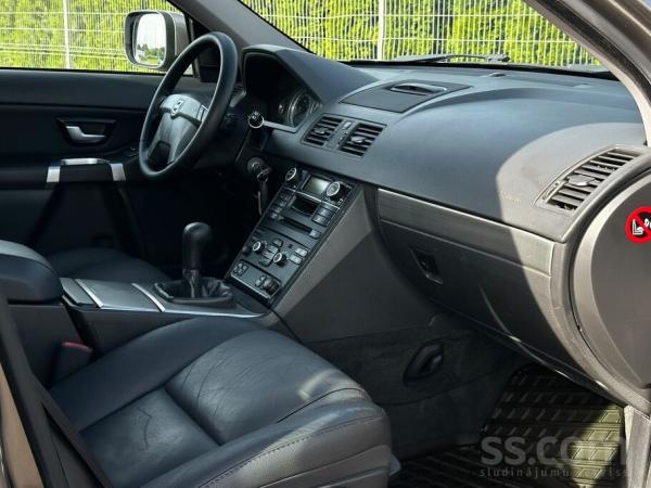 Brown Volvo XC90 2010 in Jelgava, with an engine capacity of 2.40 L and mileage of 0 thousand km for 8490 €, photo 9 on AUTOMOTO.COM.LV