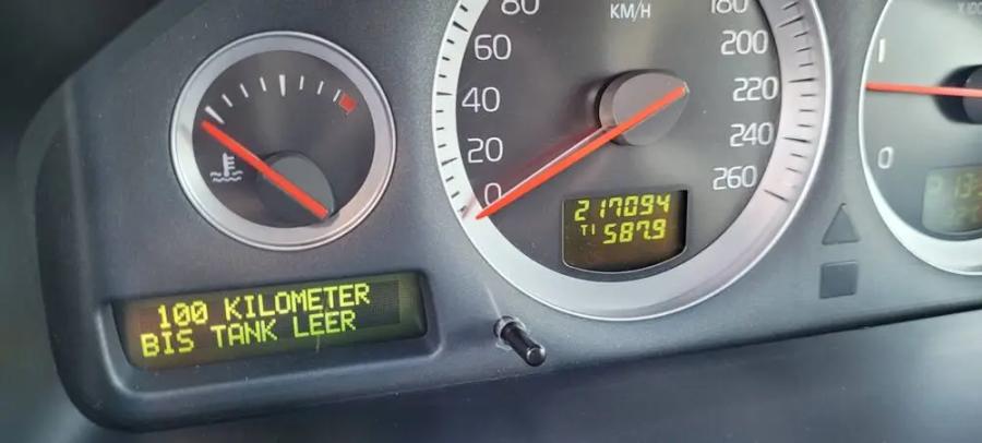 Brown Volvo XC90 2011 in Riga, with an engine capacity of 2.40 L and mileage of 217 thousand km for 11200 €, photo 16 on AUTOMOTO.COM.LV
