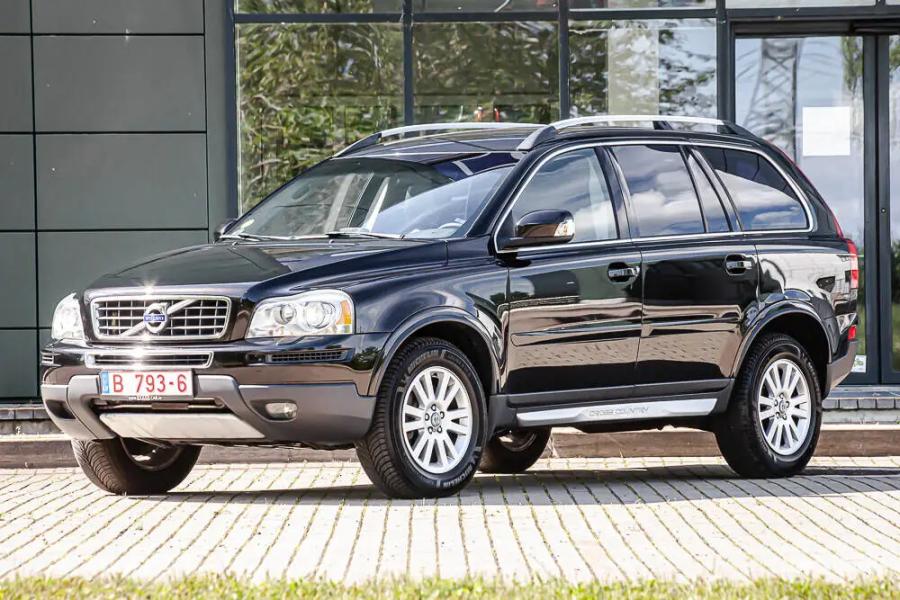 Brown Volvo XC90 2011 in Tukums, with an engine capacity of 2.40 L and mileage of 360 thousand km for 9490 €, photo 1 on AUTOMOTO.COM.LV