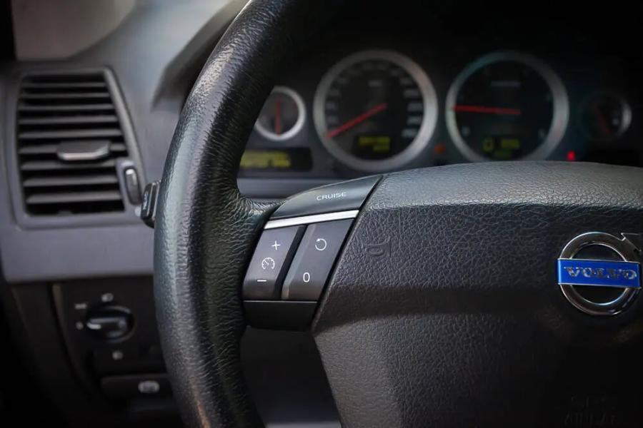 Brown Volvo XC90 2011 in Tukums, with an engine capacity of 2.40 L and mileage of 360 thousand km for 9490 €, photo 19 on AUTOMOTO.COM.LV