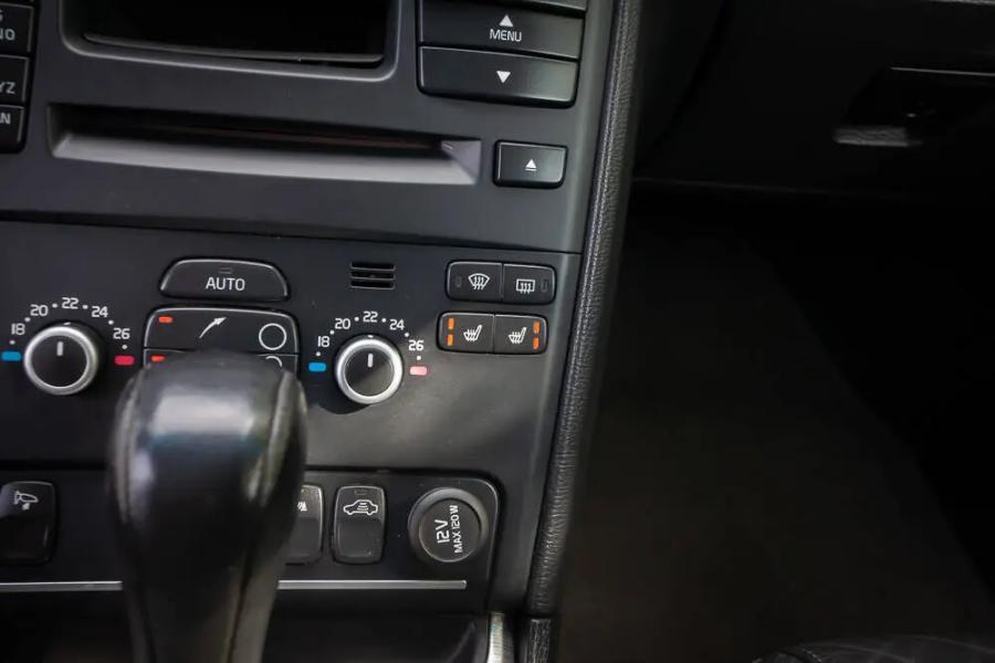 Brown Volvo XC90 2011 in Tukums, with an engine capacity of 2.40 L and mileage of 360 thousand km for 9490 €, photo 25 on AUTOMOTO.COM.LV